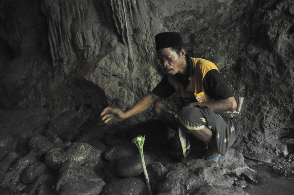 Hiring a Skiff to See the Giant Dragons of Komodo Island and Walking ...